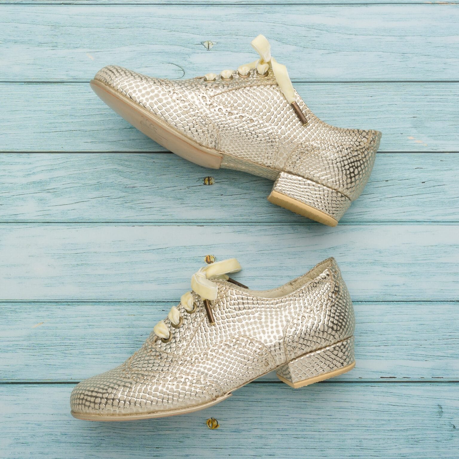 Oxford Curvy-Engraved champagne leather – Fulana Shoes